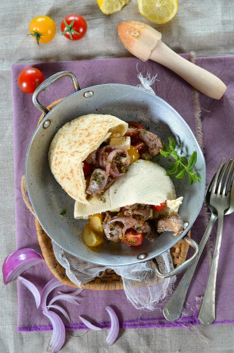 Pain pita d'agneau, salade grecque et sauce blanche - Recette