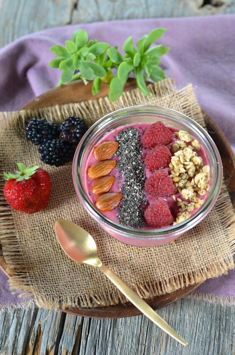 Smoothie bowl aux fruits rouges - Recette - Tangerine Zest