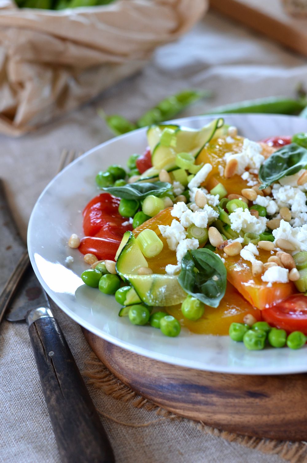 Salade composée de printemps aux petit pois, tomate et courgette ...