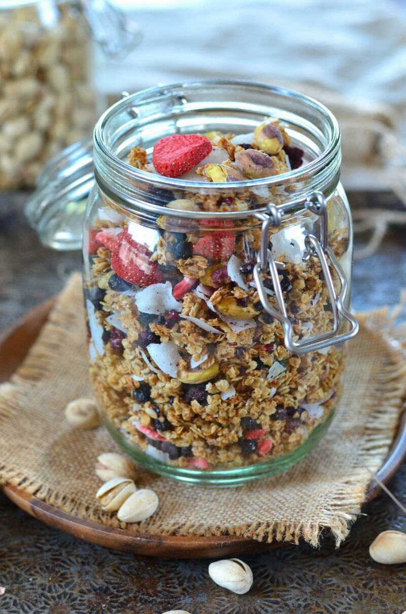 Granola maison aux fruits rouges, pistaches et noix de coco
