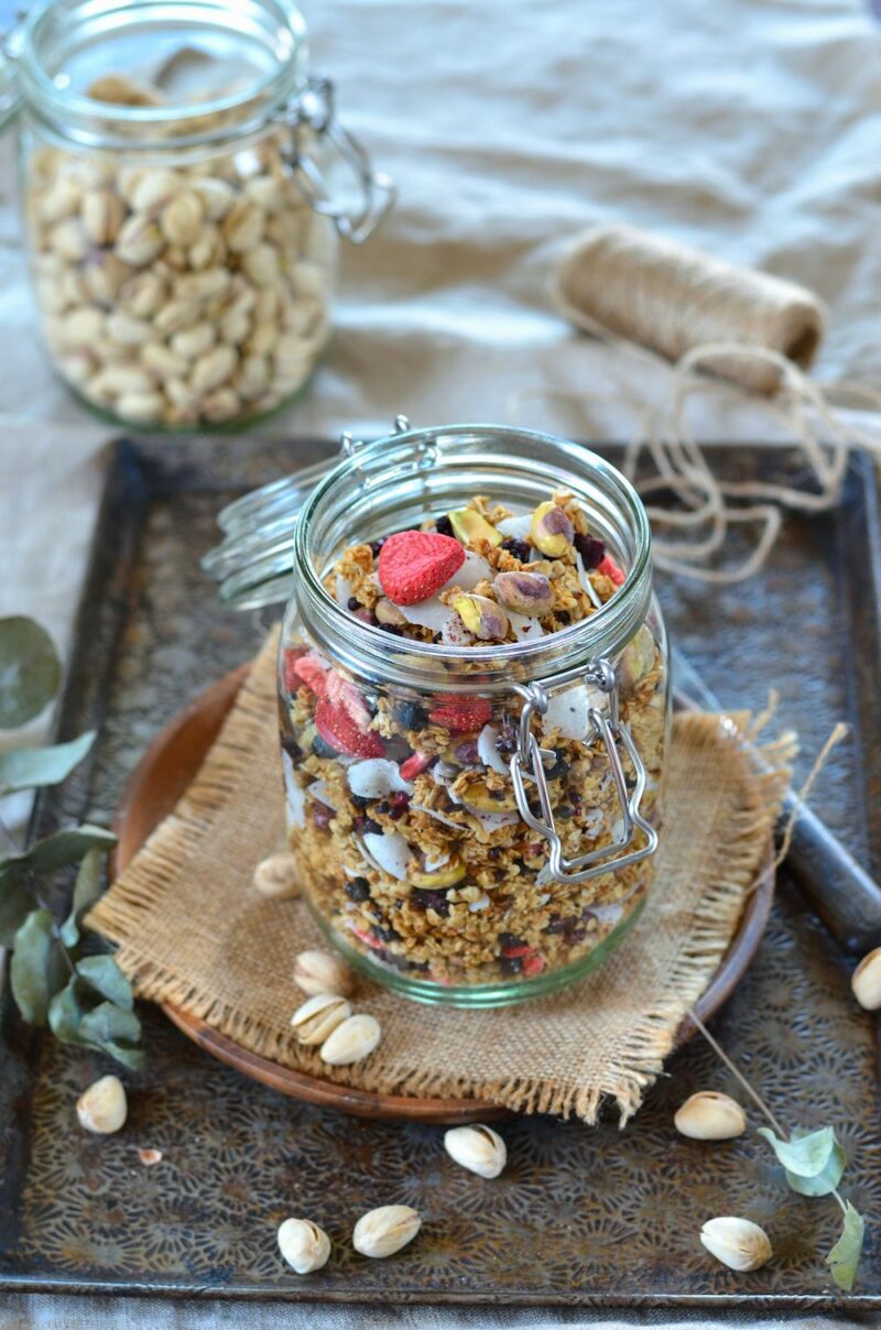 Granola maison aux fruits rouges, pistaches et noix de coco