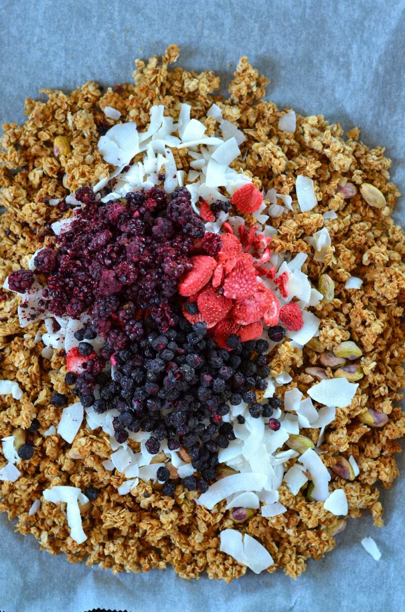 Granola maison aux fruits rouges, pistaches et noix de coco
