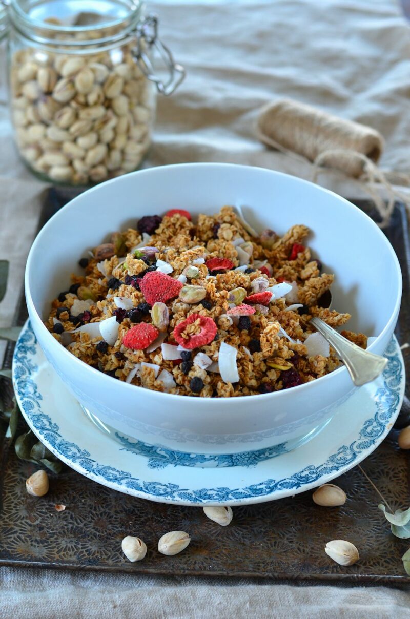 Granola maison aux fruits rouges, pistaches et noix de coco