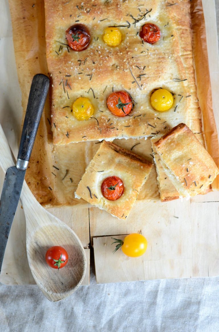 Fougasse maison aux tomates cerises, fromage de chèvre
