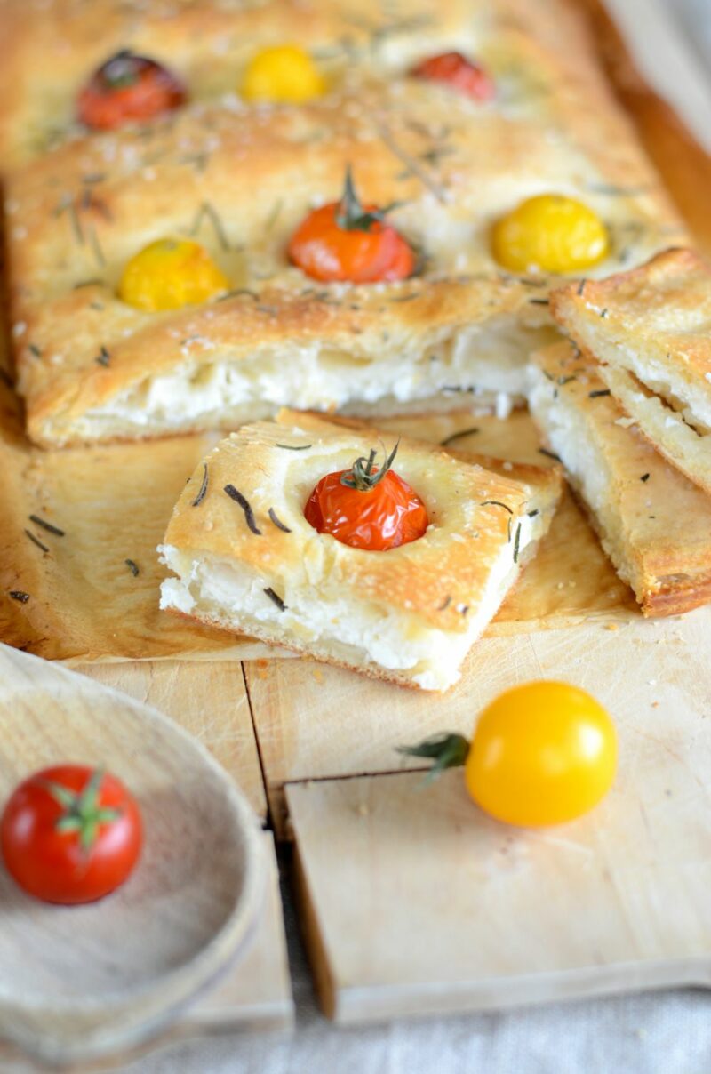 Fougasse maison aux tomates cerises, fromage de chèvre