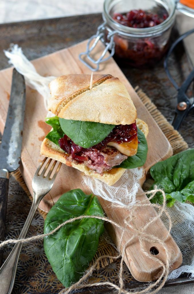 Burger Rossini au foie gras et oignon confit - Recette