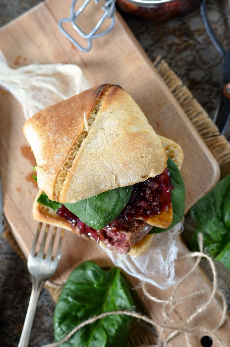 Burger Rossini au foie gras et oignon confit - Recette