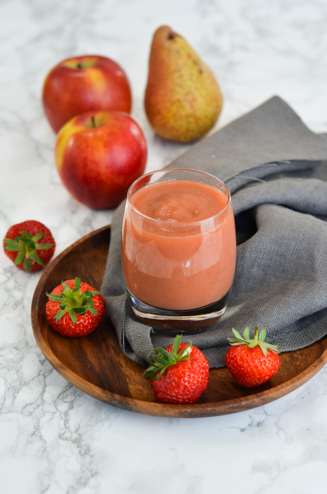 Jus de fruits frais fait-maison au blender aux fraises, pomme et poire