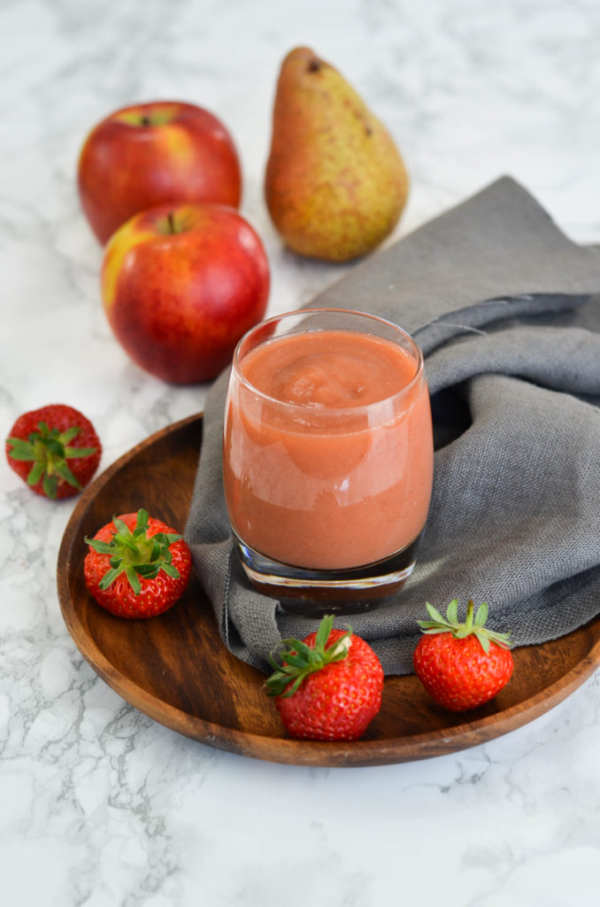 Jus de fruits frais fait-maison au blender aux fraises, pomme et poire