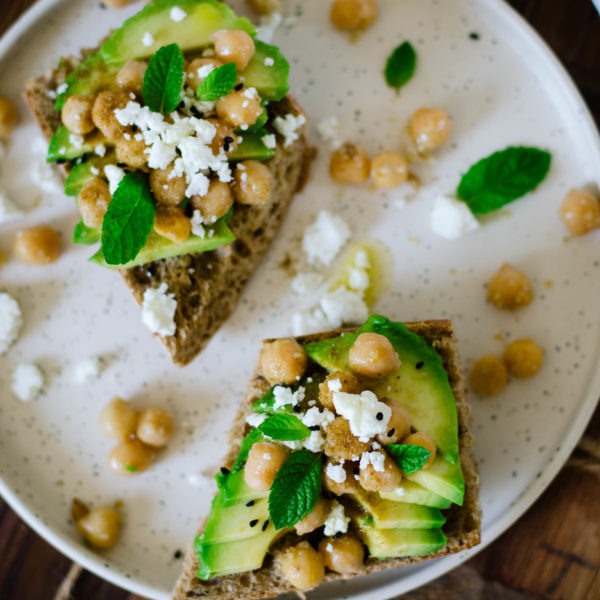 Toast à l'avocat, pois-chiche et feta - Recette - Tangerine Zest