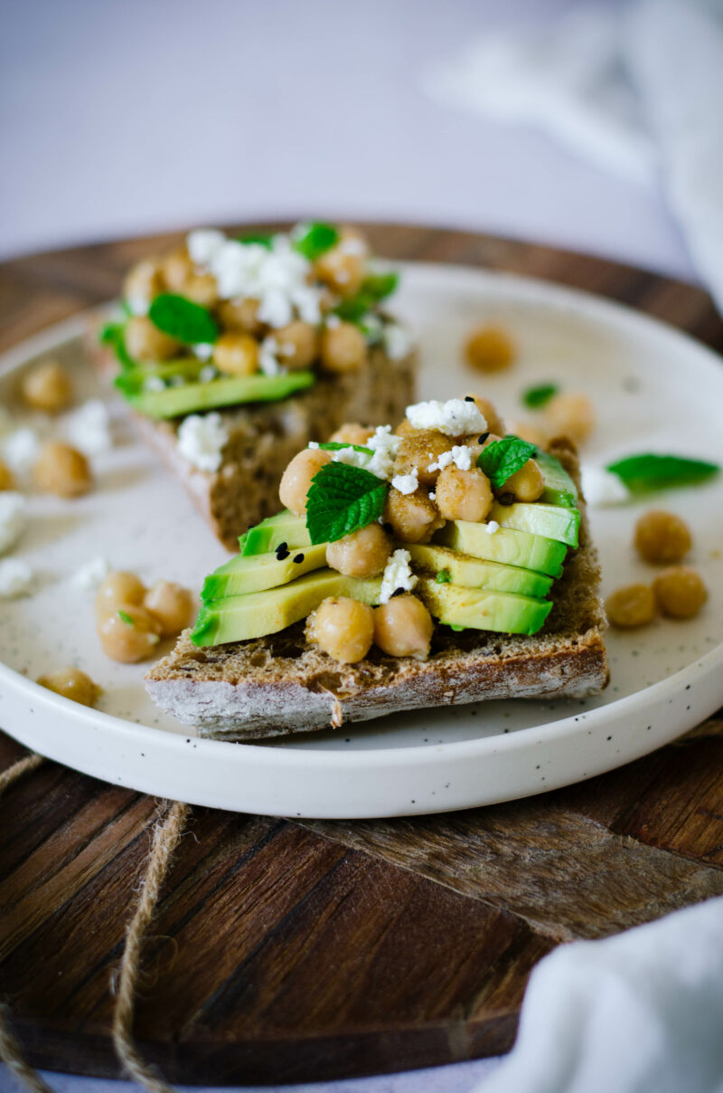 Toast à l'avocat, pois-chiche et feta - Recette - Tangerine Zest