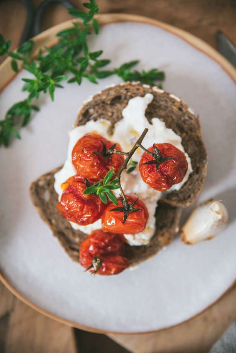 Toast de tomates rôties et burrata - Recette - Tangerine Zest