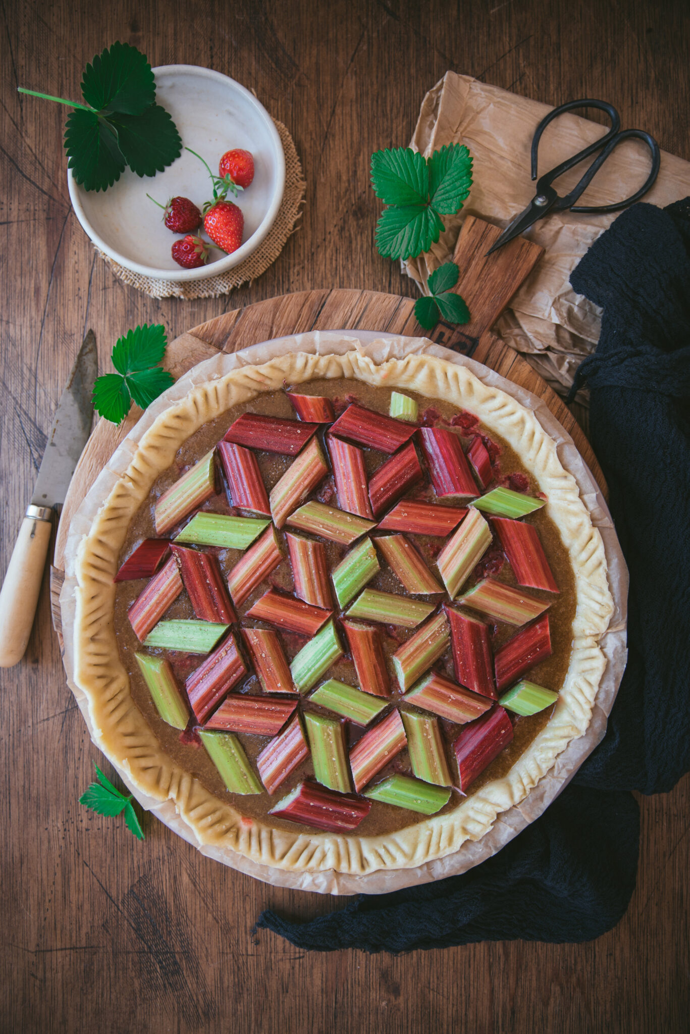 Tarte rhubarbe fraise et poudre d'amande - Recette facile